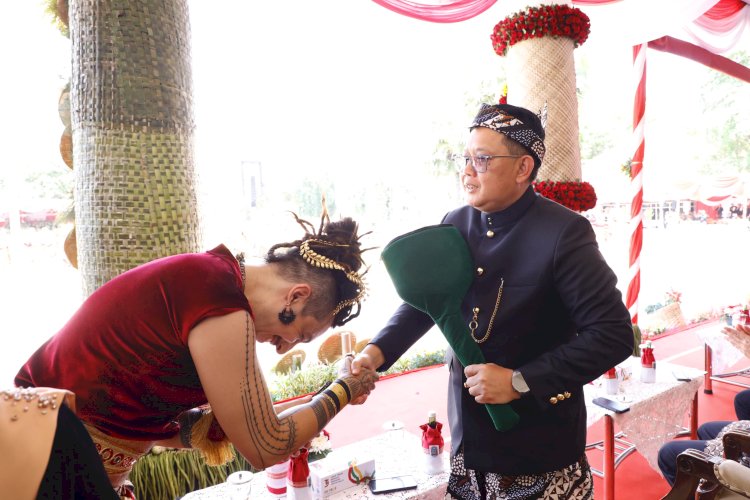 Pertunjukan Tari Kolosal Hingga Flash Mob Semarakkan Upacara Hari Jadi ... Pertunjukan Tari Kolosal Hingga Flash Mob Semarakkan Upacara Hari Jadi ...